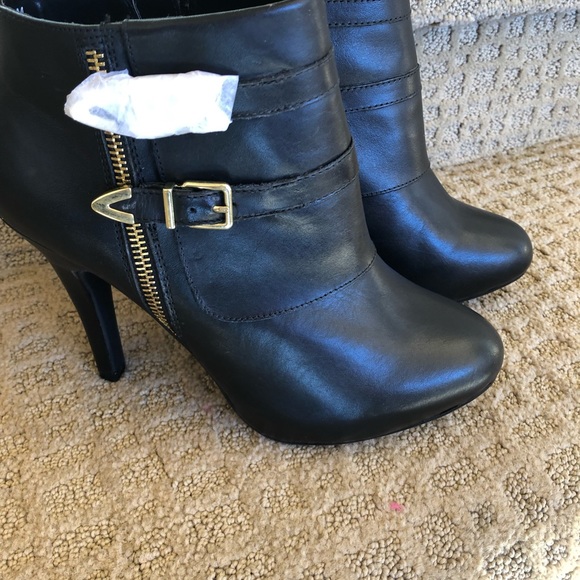 me too | Shoes | Black Me Too Leather Booties Mint Condition | Poshmark